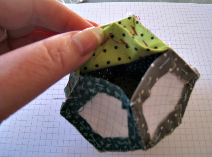 RosMadeMe: The Pentagon Balls Up? Or the Patchwork Ball Tutorial