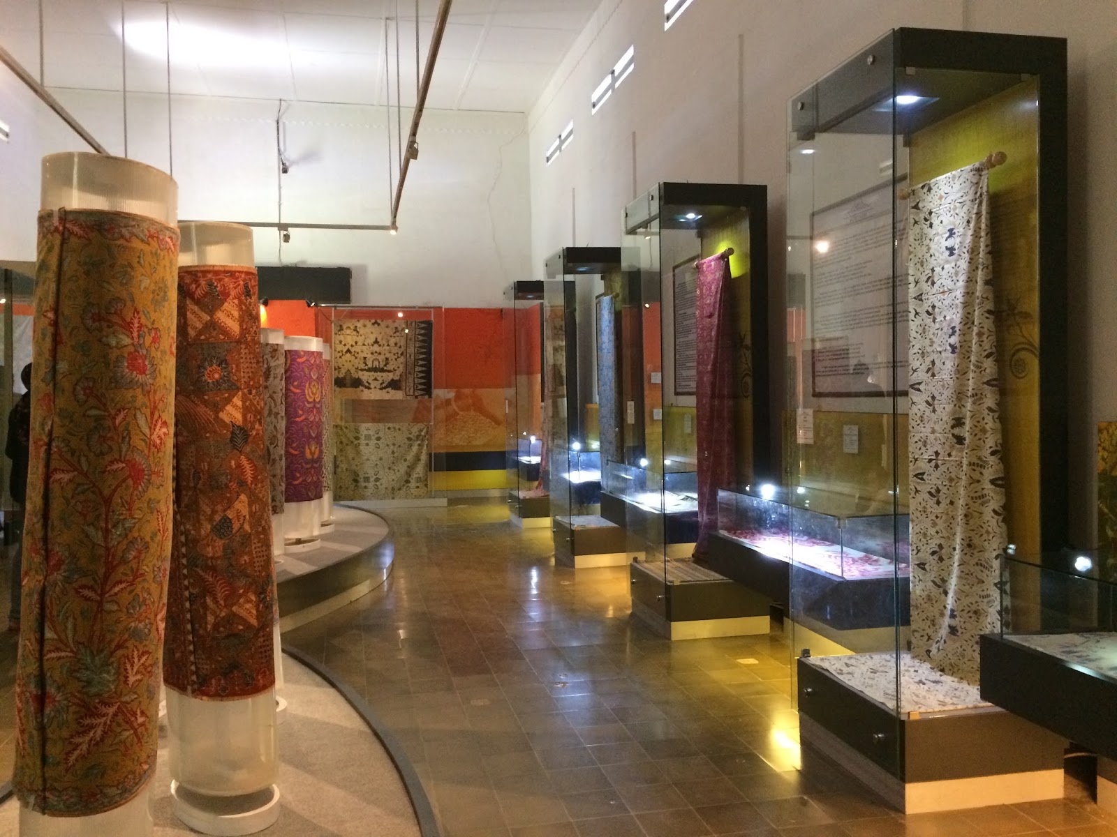 MENGENAL BATIK DI MUSEUM BATIK NUSANTARA PEKALONGAN - Iyoth World