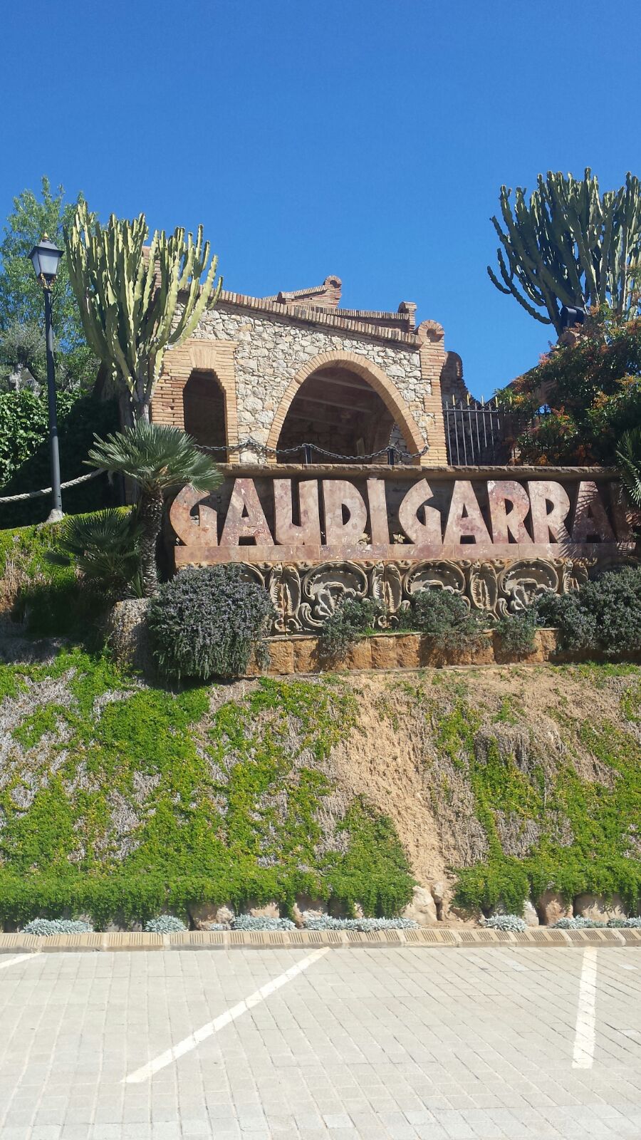 QUE VER CERCA DE BARCELONA, TURISMO EN BARCELONA: LAS BODEGAS GUELLL EN ...