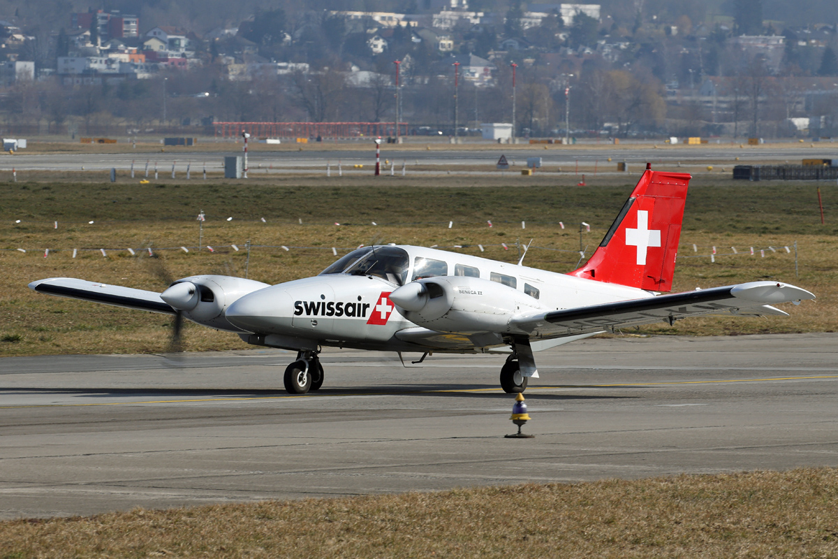 Eastwings: Piper PA-34-200T Seneca II * Motorfluggruppe Zürich ...