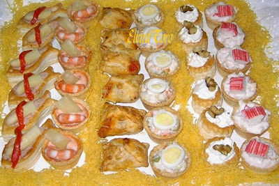 Mis canapés: Dos bandejas de aperitivos variados.