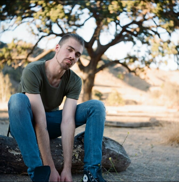 Conoce: Derek Pope con su nuevo visual para "Pool"