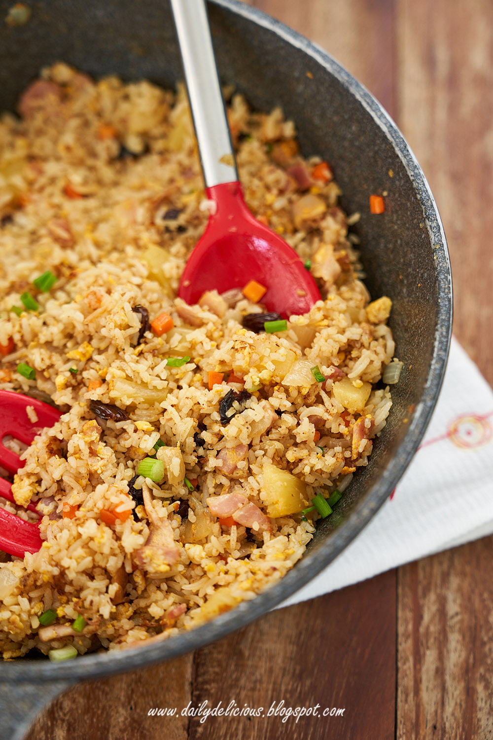 dailydelicious: Pineapple fried rice: savoury and sweet fried rice