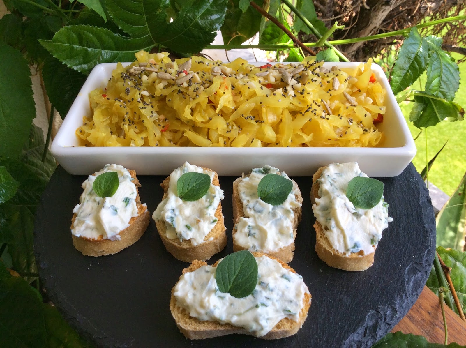 Ocidental life Zen: PATÊ DE ERVAS AROMÁTICAS COM COUVE SALTEADA