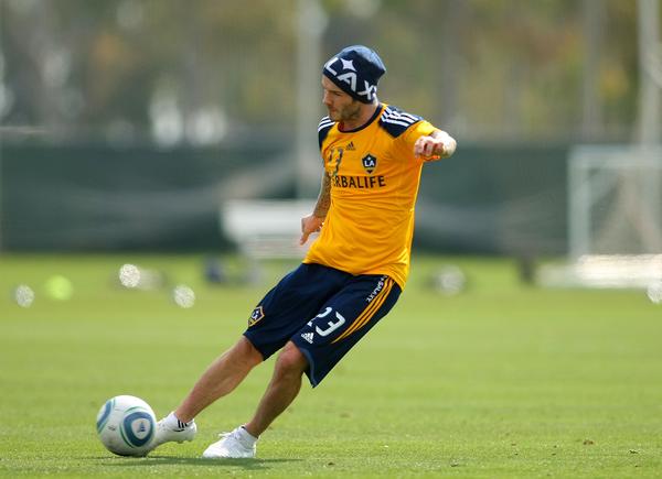 Staistik! Student of Syiah Kuala University: cara menyepak bola