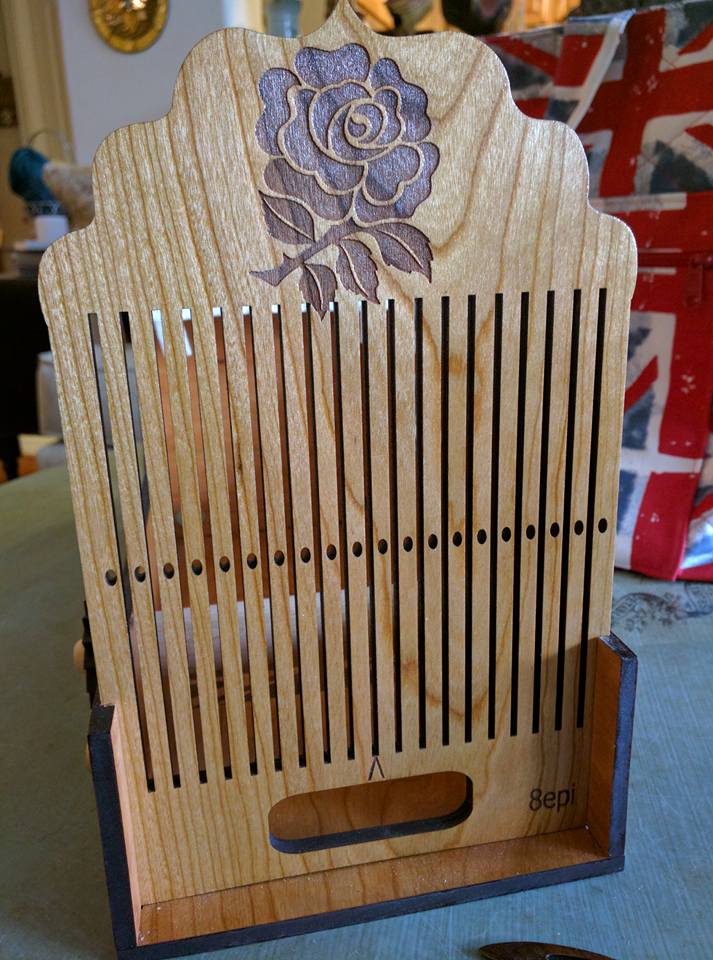 She's just a girl who creates...: Some box loom designs from Handywoman