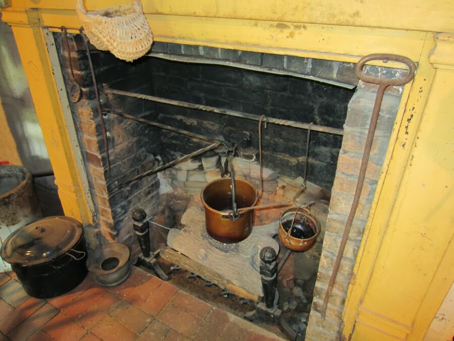 Bird's Yellow House: Antebellum Octagon Hall