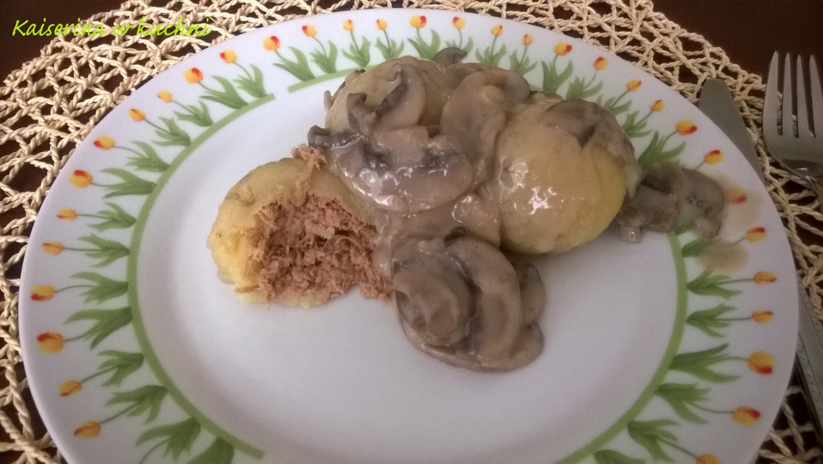 Pyzy z mięsem i sosem pieczarkowym