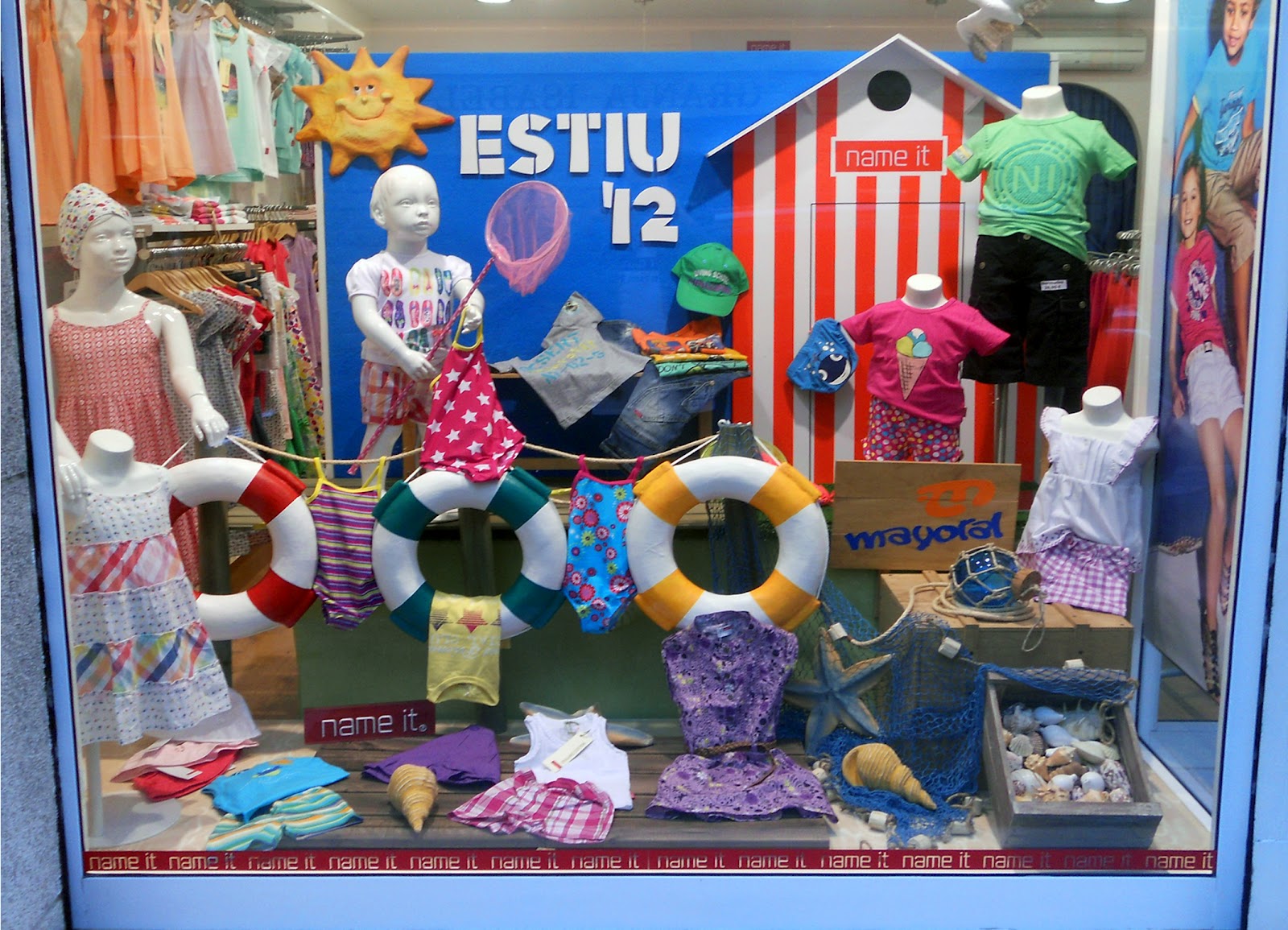 Unamoscaenmiescaparate: ESCAPARATES CON MUCHO ARTE Y ORIGINALES