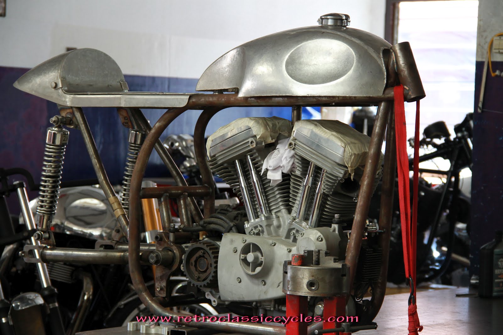 RETROSYNDICATE: SPORTON cafe racer project....