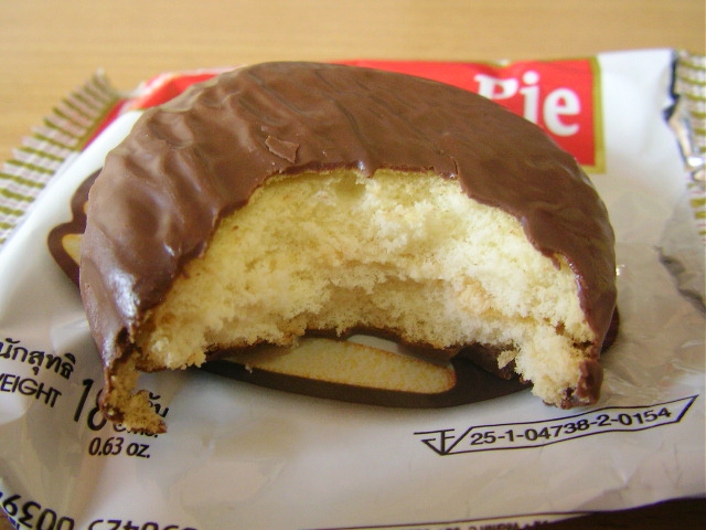 ยูโร่ ช็อกโกพาย (EURO Choco Pie) ขนมพายสอดไส้ครีมเคลือบช็อกโกแลต