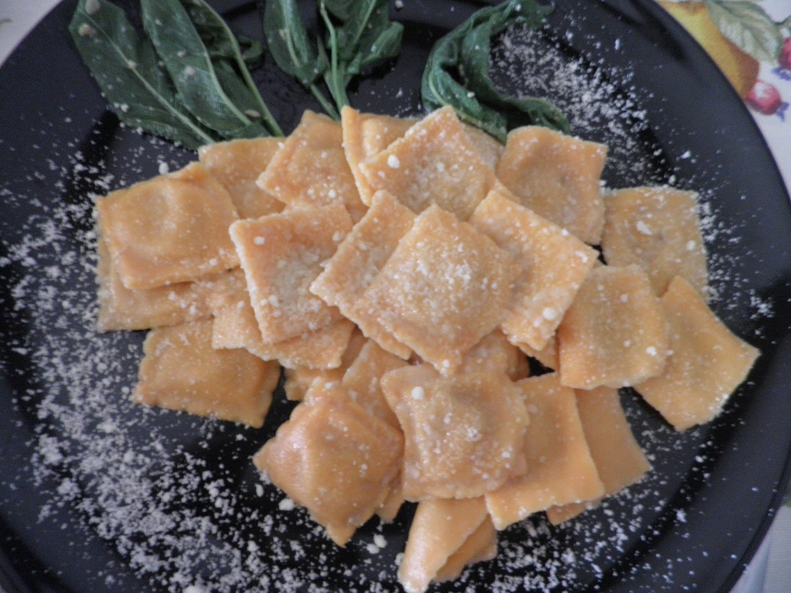 Ravioli rosa al profumo di funghi e salvia ~ Cannella e Gelsomino