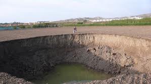 DESLIZAMIENTOS EN EL ECUADOR: HUNDIMIENTO DE TIERRA