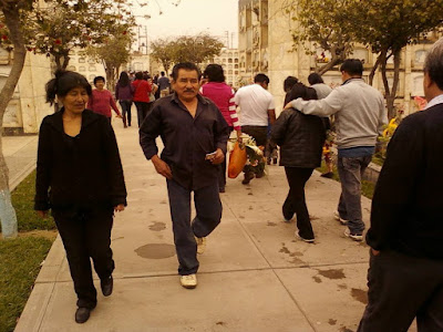 HUACHO PORTAL: CON GUITARRA Y CAJON HUACHANOS VISITARON CEMENTERIOS