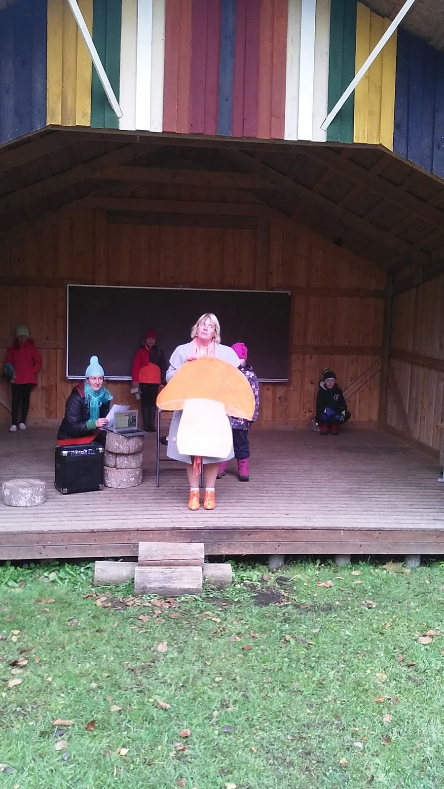 TERA 3e koolijütsid: Tänane"Seene varjus" etteaste Peedu lasteaia lastele