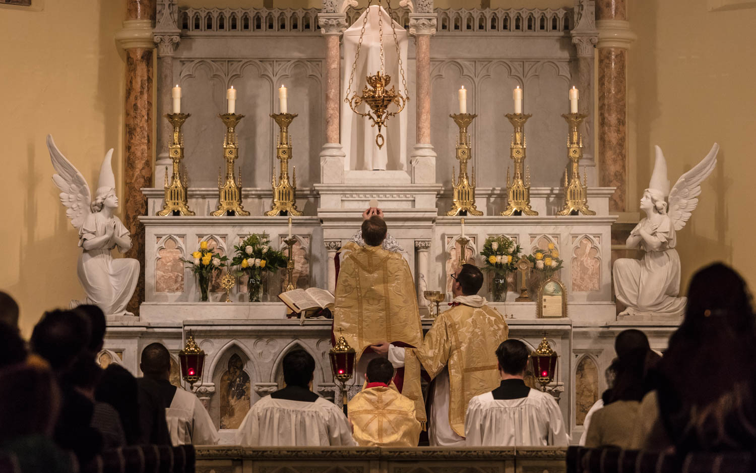 New Liturgical Movement: A Good Article on the TLM in Commonweal