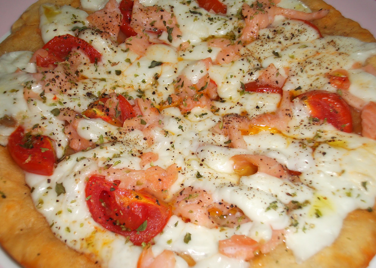 La Tavola Allegra: Pizza con Salmone Affumicato, Mozzarella di Bufala e ...