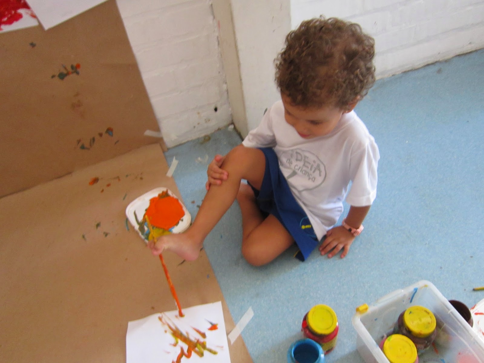 Ideia de Criança: Pintando com os pés!