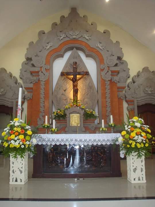 fredy: Rangkaian bunga altar Gereja Stasi Emmanuel Muncar