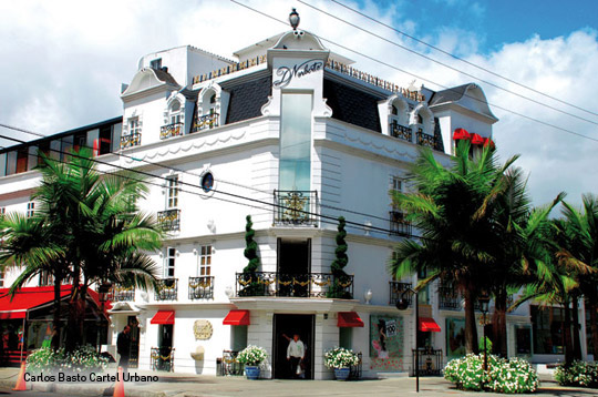 El Papá Noel gigante de Norberto y su pareja Antonio ~ OrgulloLGBT.co