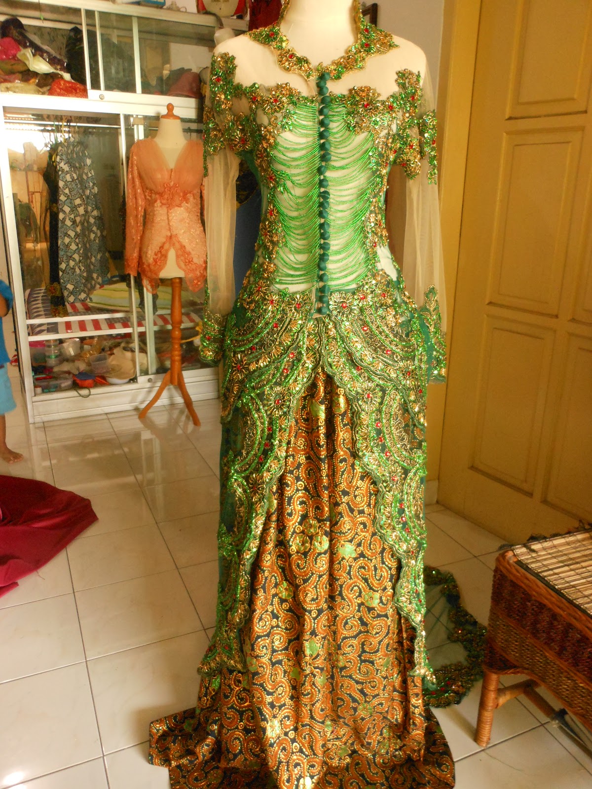 whulyan butik & dressmaker: Mau jahit Kebaya pengantin buat ijab di ...
