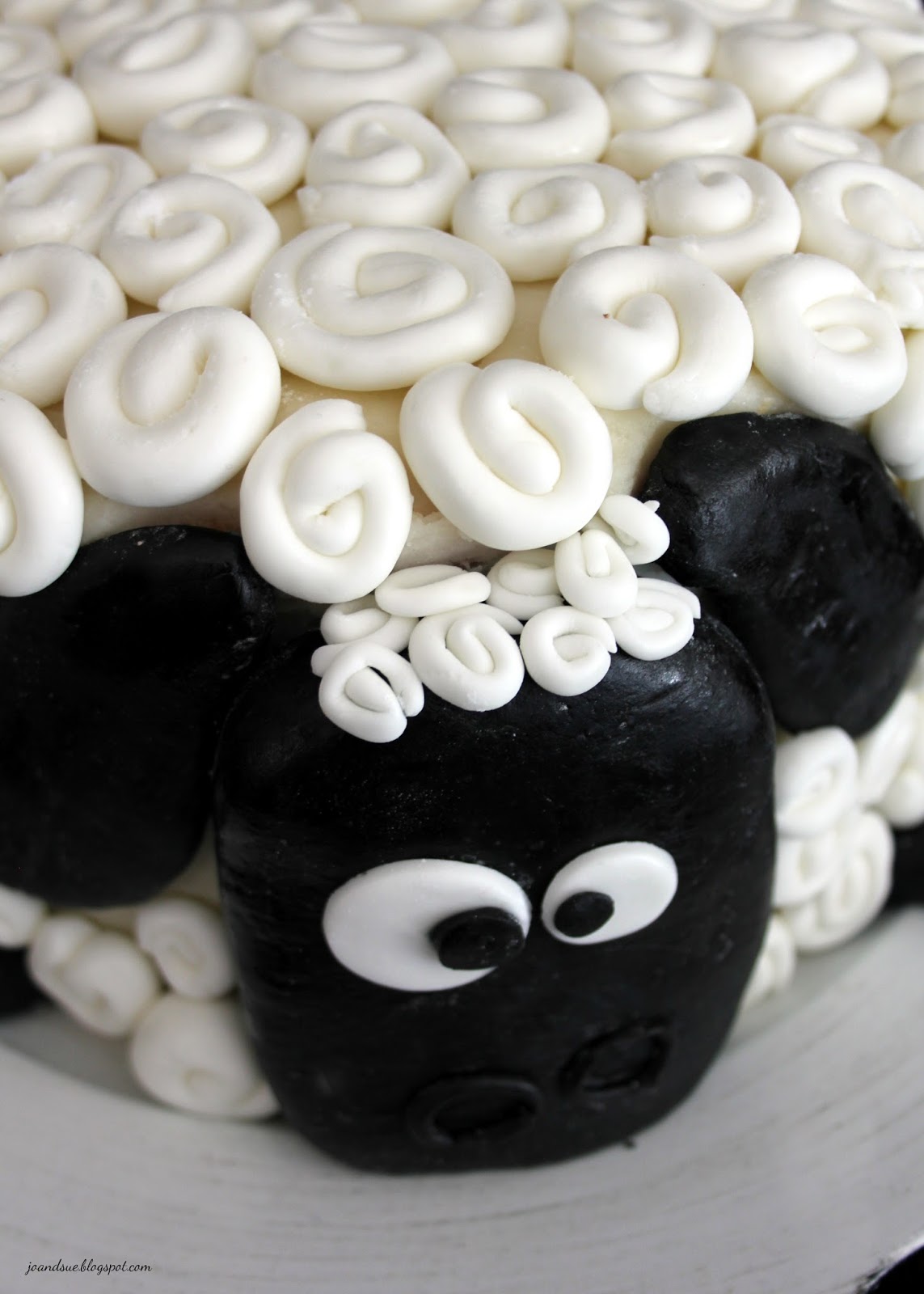 Jo and Sue: Sheep Cake (Coconut Cake with Marshmallow Fondant)