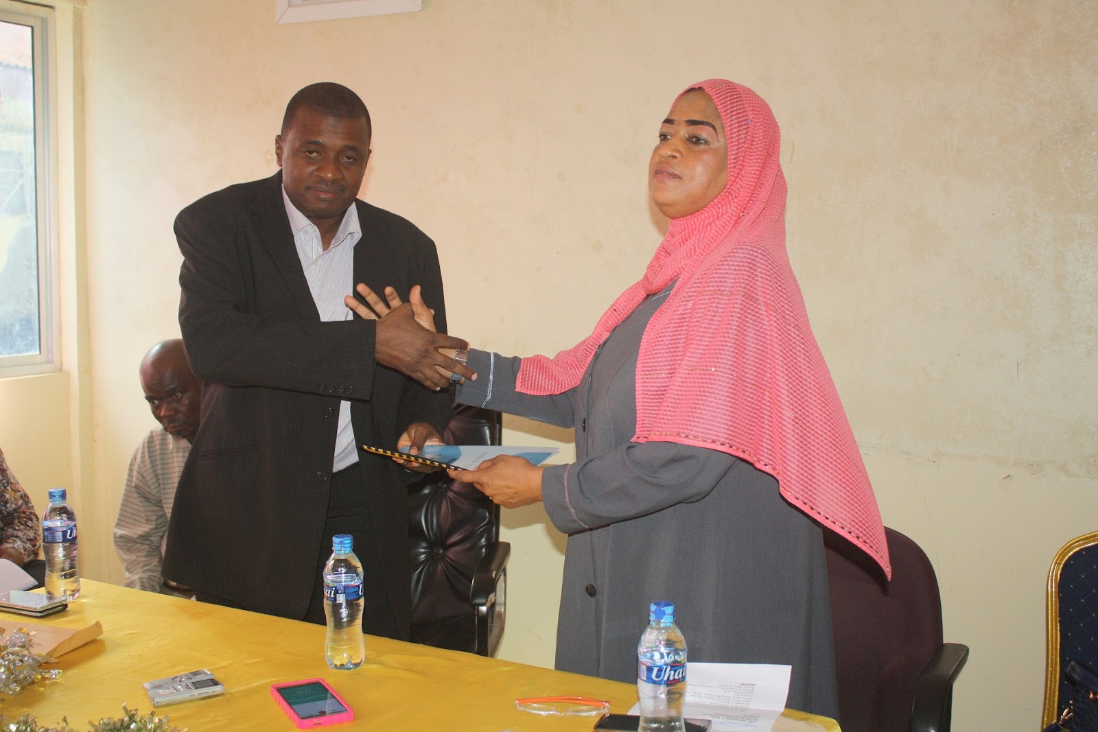 Aliyekuwa Mkuu wa Mkoa wa Kusini Pemba akabidhi Ofisi kwa Mkuu Mpya wa ...