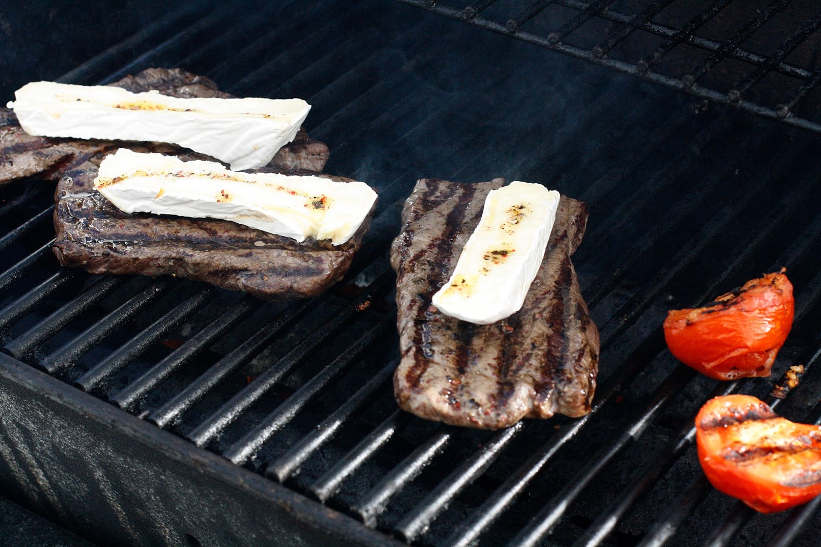 Grillet hvalbiff med brie – Grys kjøkkenskriverier