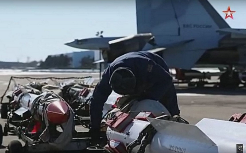 desarrollo defensa y tecnologia belica: Su-35 en el aeropuerto Dzemgi ...