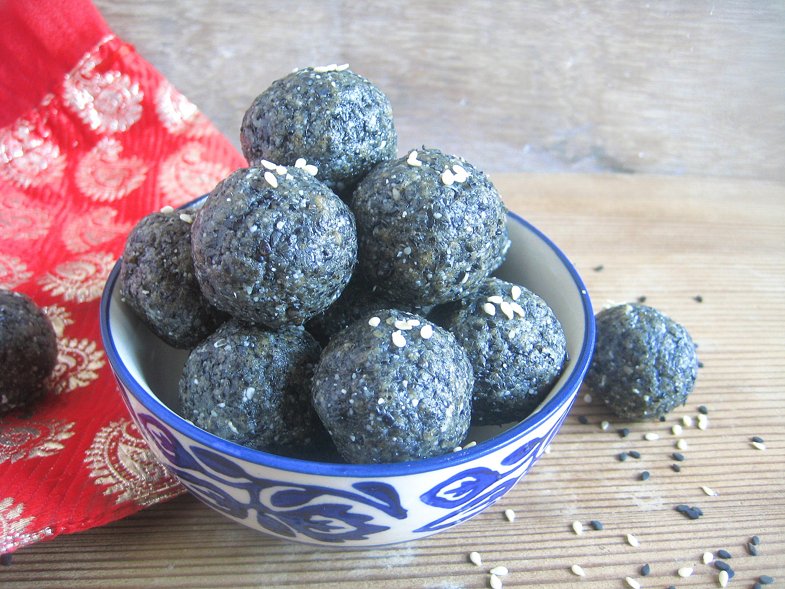 madhuri's kitchen: ellu urundai / til ke laddu / sesame seed balls ...