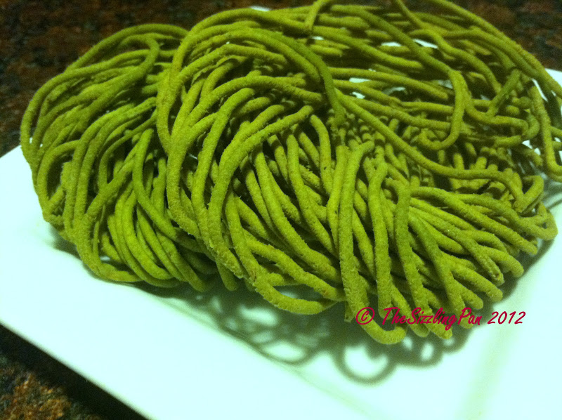 The Sizzling Pan: "Treats for Diwali":Spicy 'Spinach-Garlic' Sev