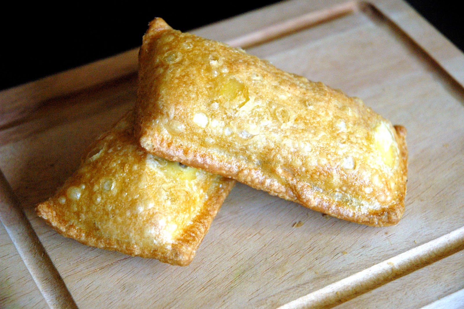 DUDE FOR FOOD: Food News: It's Back...Jollibee's Tuna Pie Trio