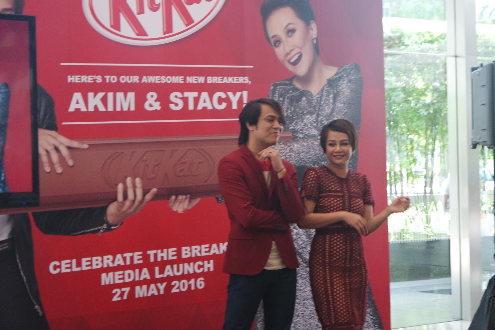 PASANGAN SELEBRITI AKIM DAN STACY MENEMPA BREK BAHARU DENGAN KITKAT ...