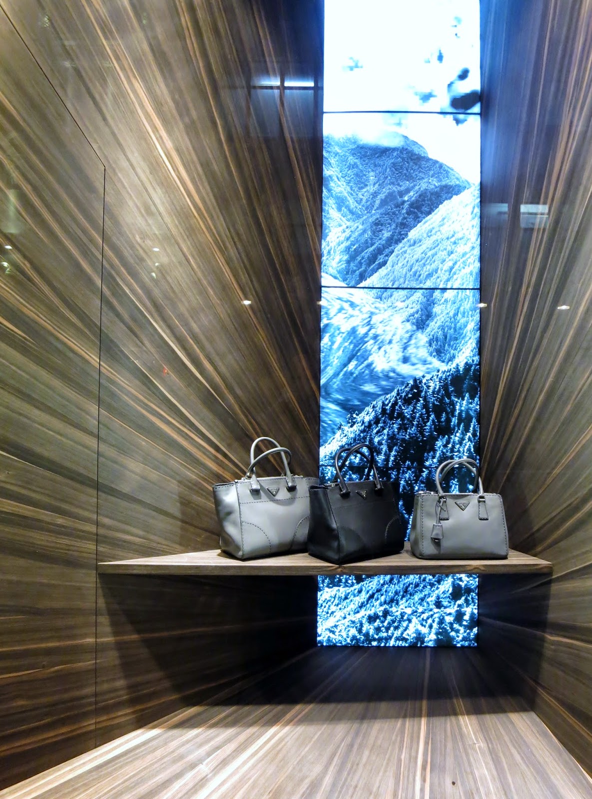 RetailStoreWindows.com: Prada, London