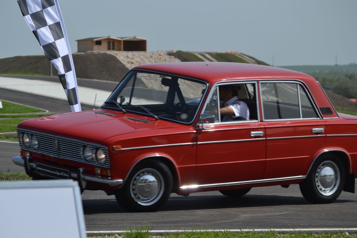 JENSON BUTTON DRIVES LADA - FORMULA 1