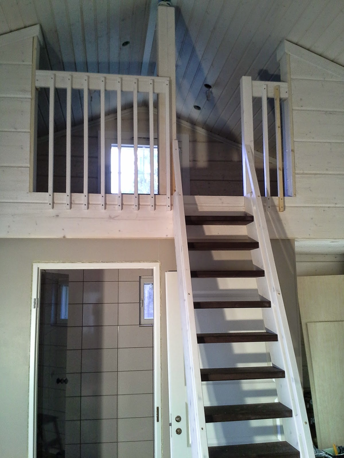 Mökki Vihtorin rantaan: Lattia ja parven portaat