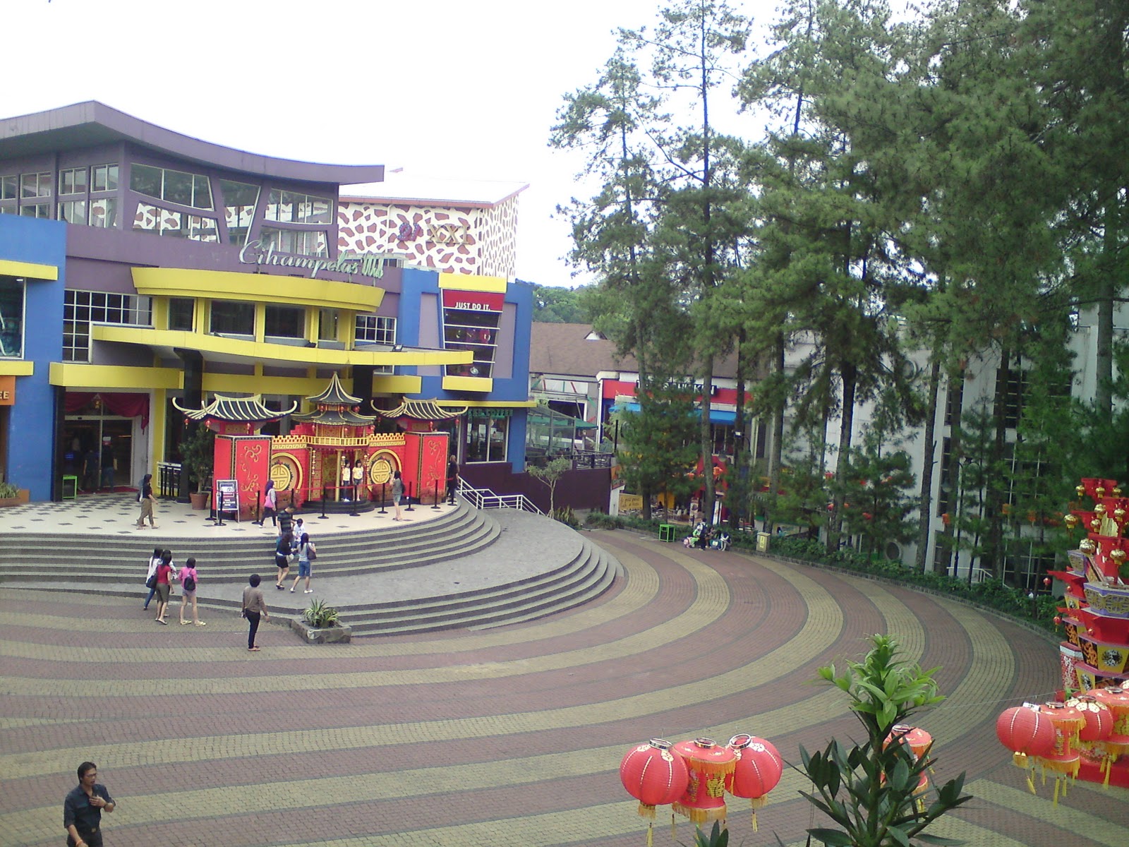 Wisata Jawa Barat - Cihampelas Walk Bandung - Ciwalk | traveljomi blog