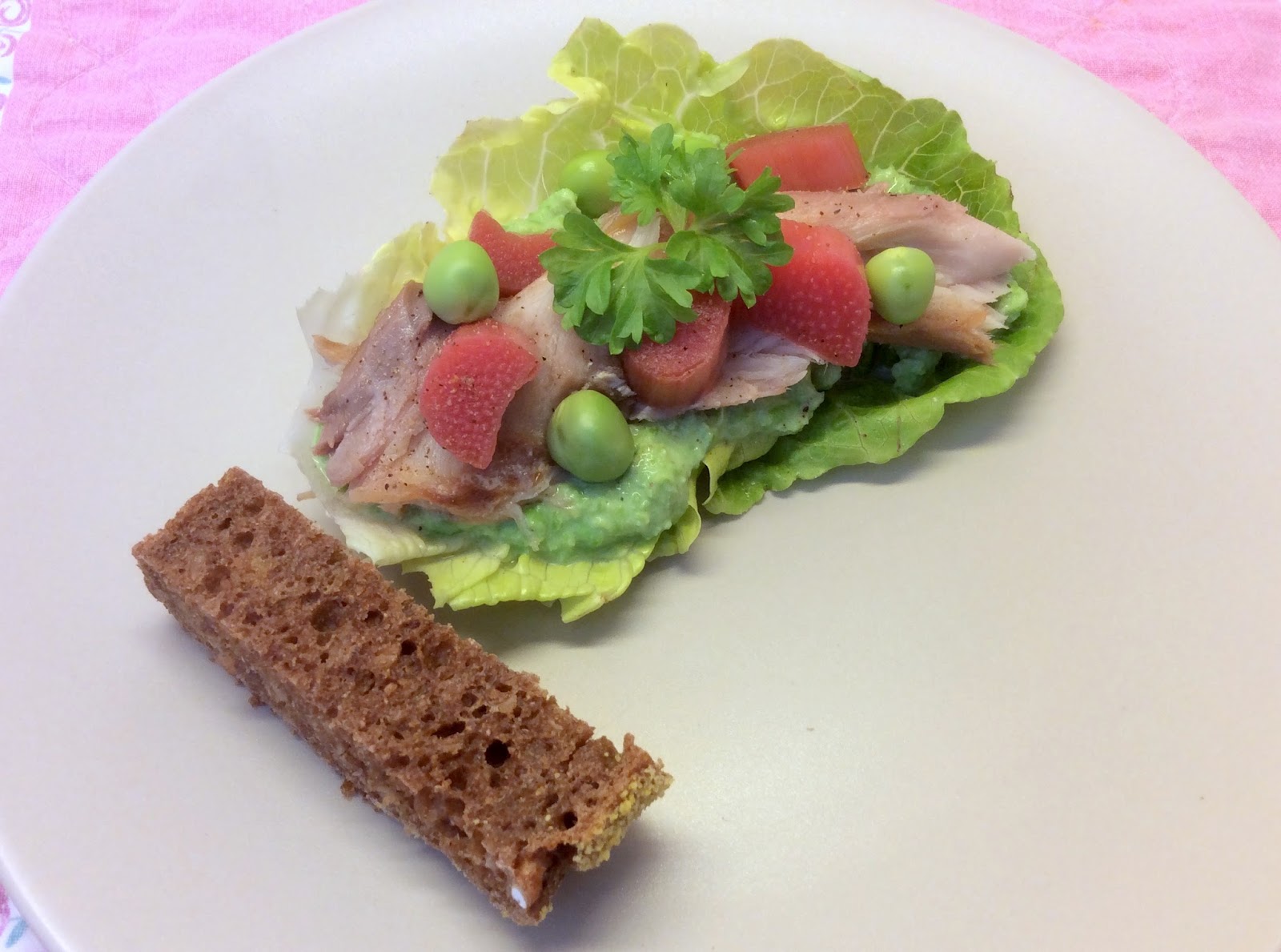Anne Naturglad: Sommerlig forret med røget makrel, ærtepuré og rabarber