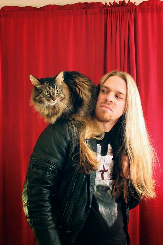 10 Aksi Brutal Tapi Comel Penyanyi Rock Metal Bergambar Dengan Kucing ...