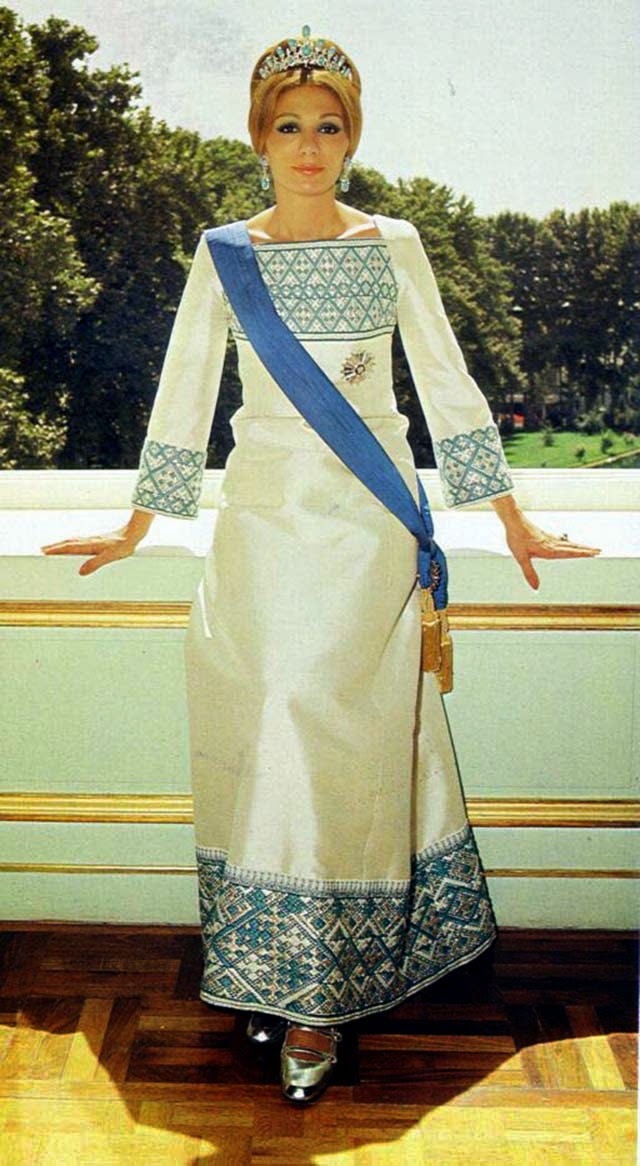 17 Beautiful Portraits of a Young Farah Pahlavi, the Last Empress of ...