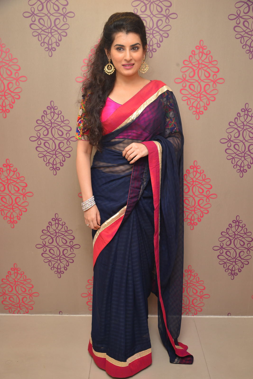 Actress Archana (Veda) in Saree at Srinivasa Textiles launch in ...