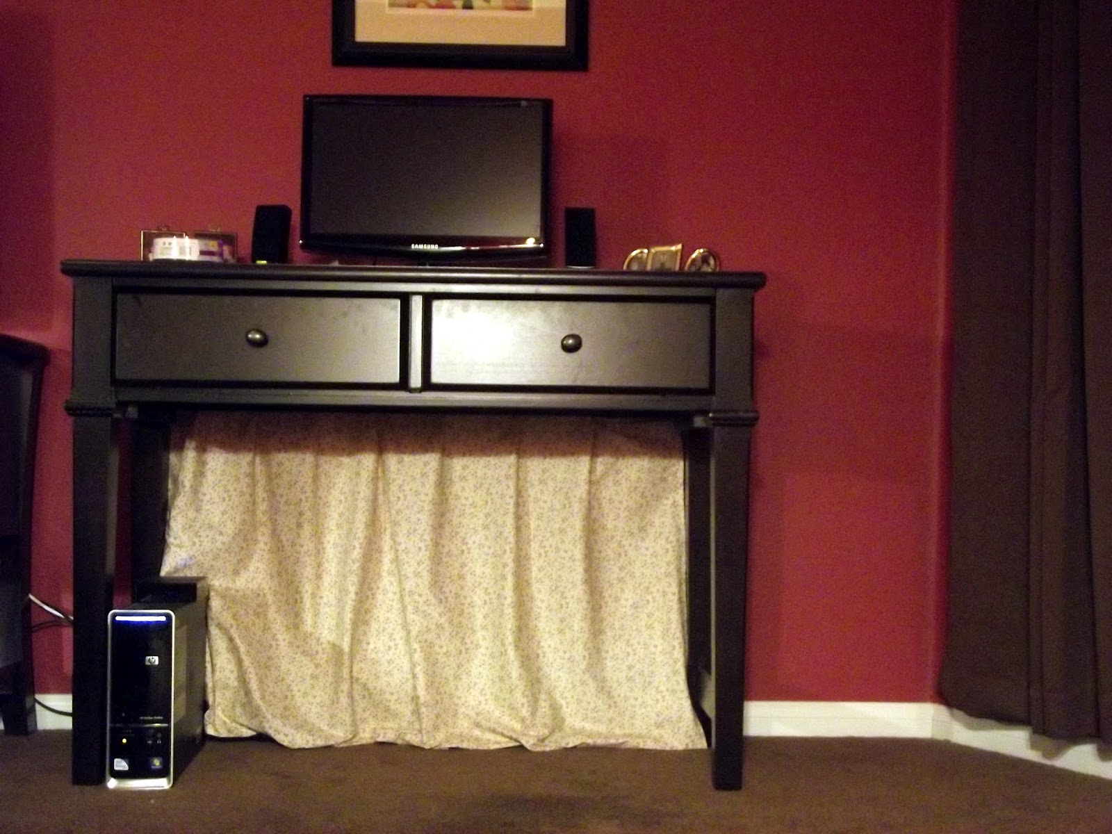 4 Pears: DIY: Desk Skirt