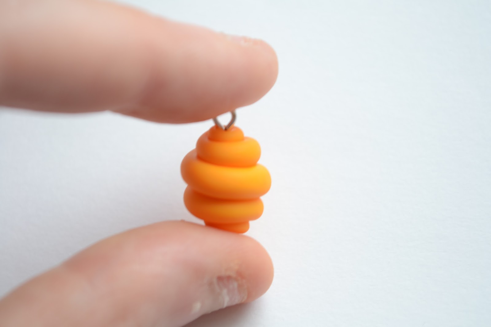 Linnypig's Crafty Blog: Tutorial: How I make Polymer Clay Beehives