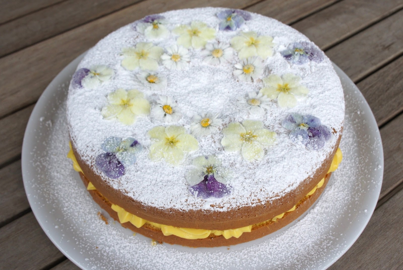 il posto delle visciole : Torta soffice di primavera... con viole ...