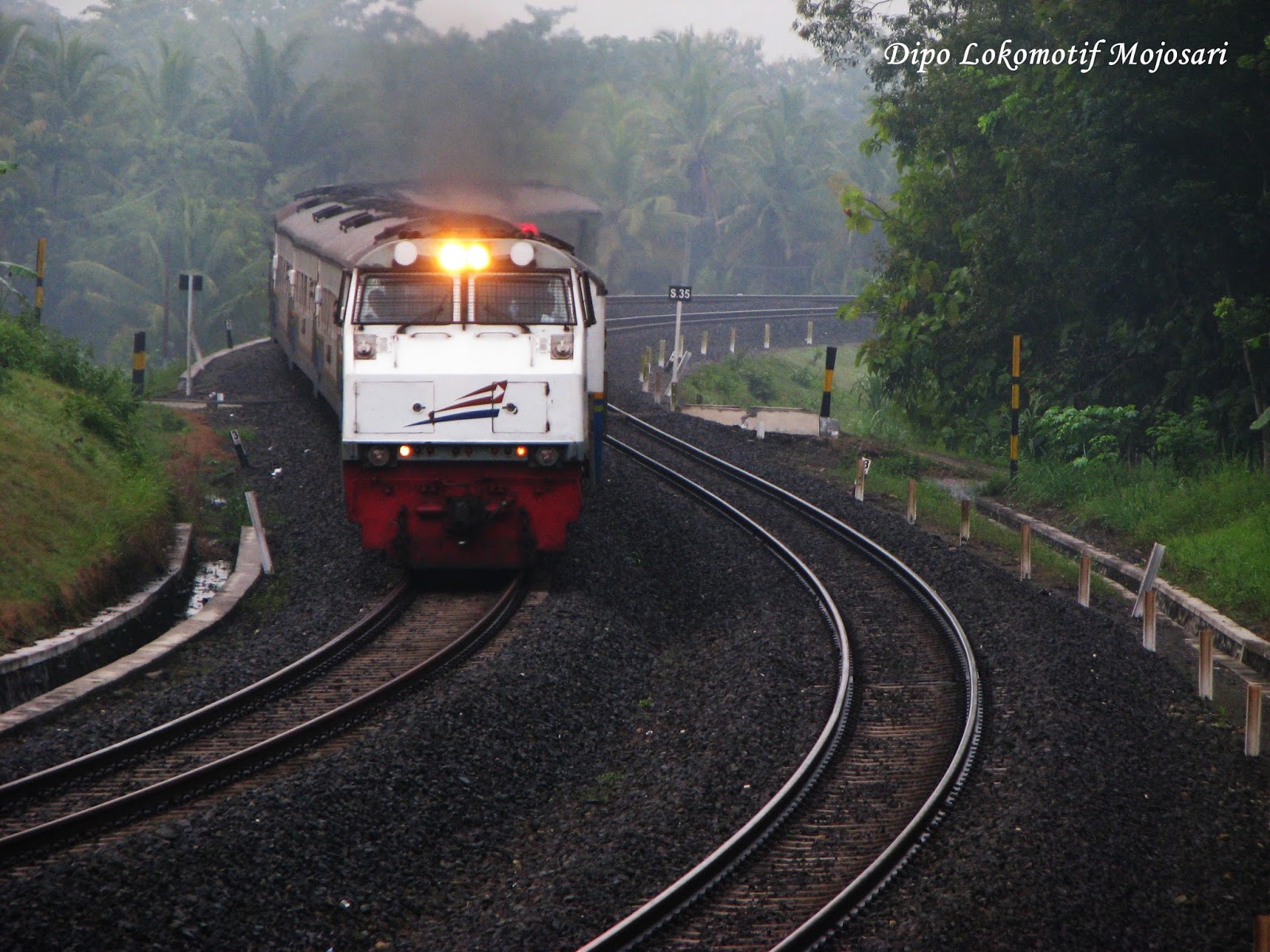 Kereta Api Indonesia: Pesona Keindahan Kereta Api Senja Utama Solo di ...
