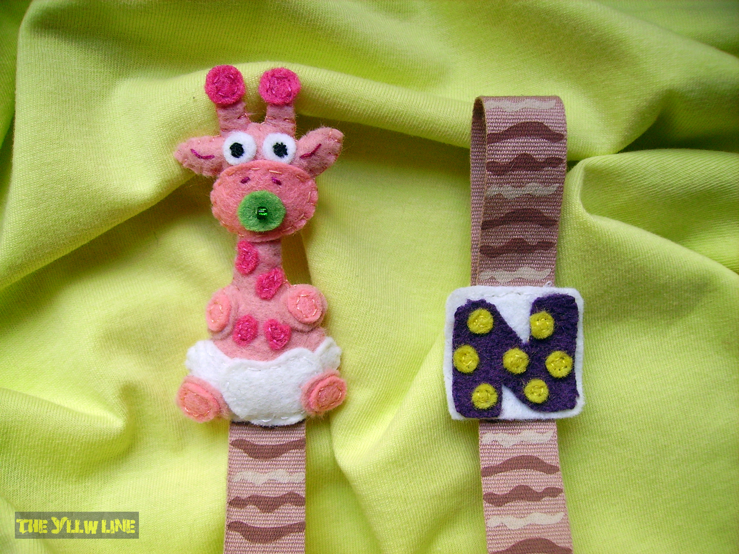THE YLLW LINE: Chupetero de fieltro: Jirafa rosa