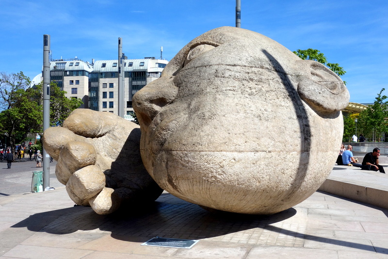 Paris : L'écoute, une sculpture signée Henri de Miller au coeur des ...