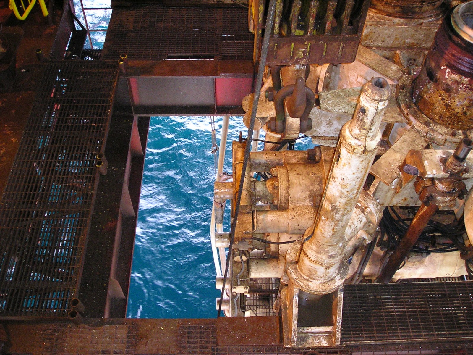 A procura de petroleo no mar continua ....: Sub-sea B.O.P. ( blow out ...