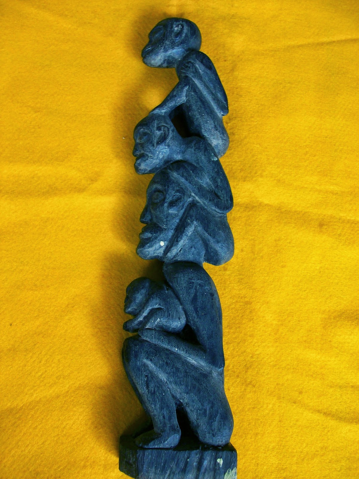 serba vintage: patung etnik Papua bahan kayu hitam