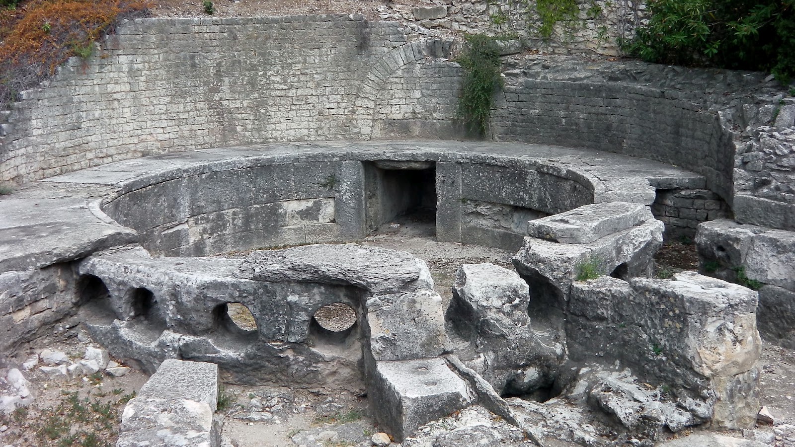 La Toge Et Le Glaive: Nîmes : le castellum.